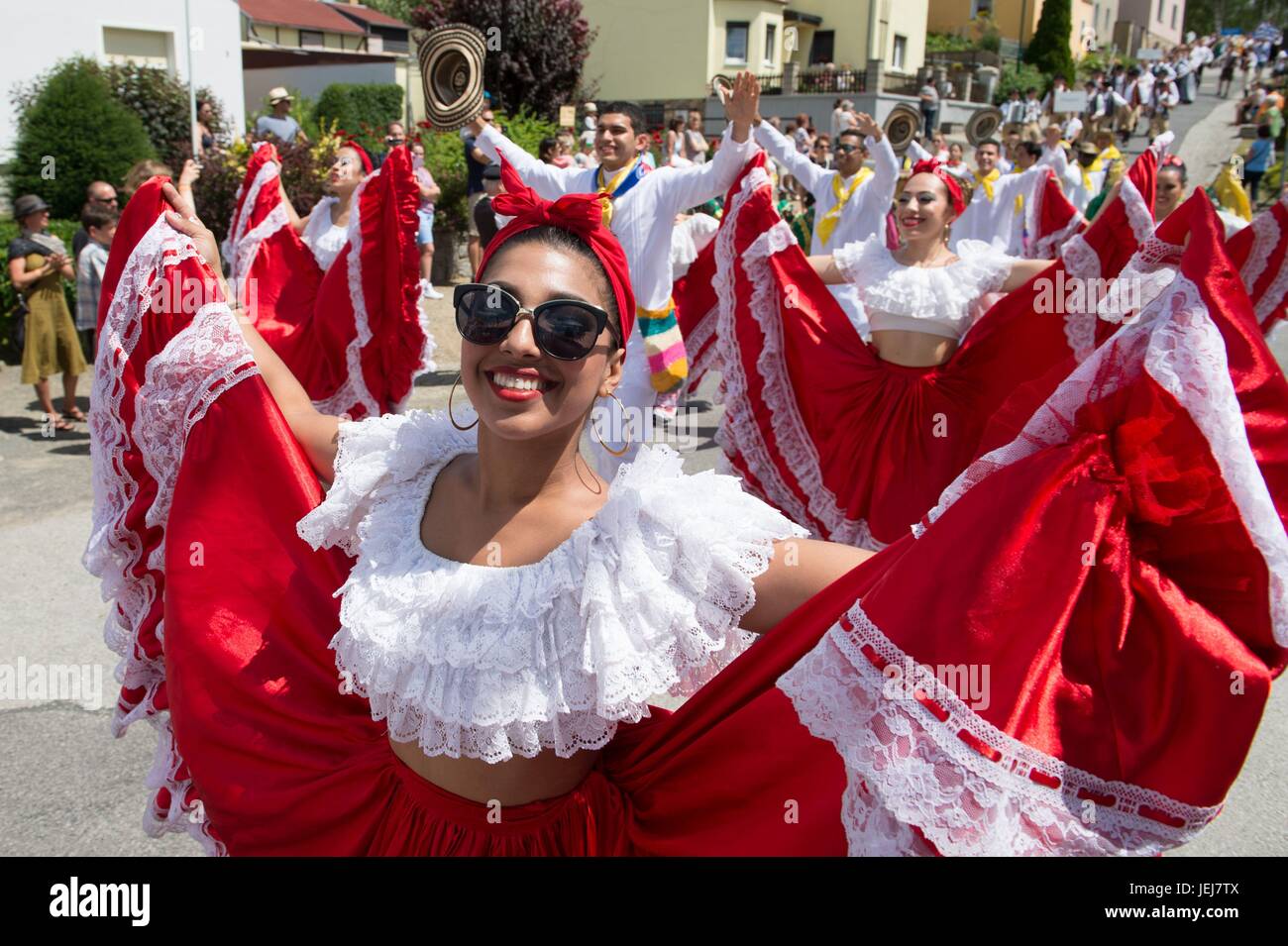 Crostwitz, Germany. 25th June, 2017. Dancers from Colombia participate ...