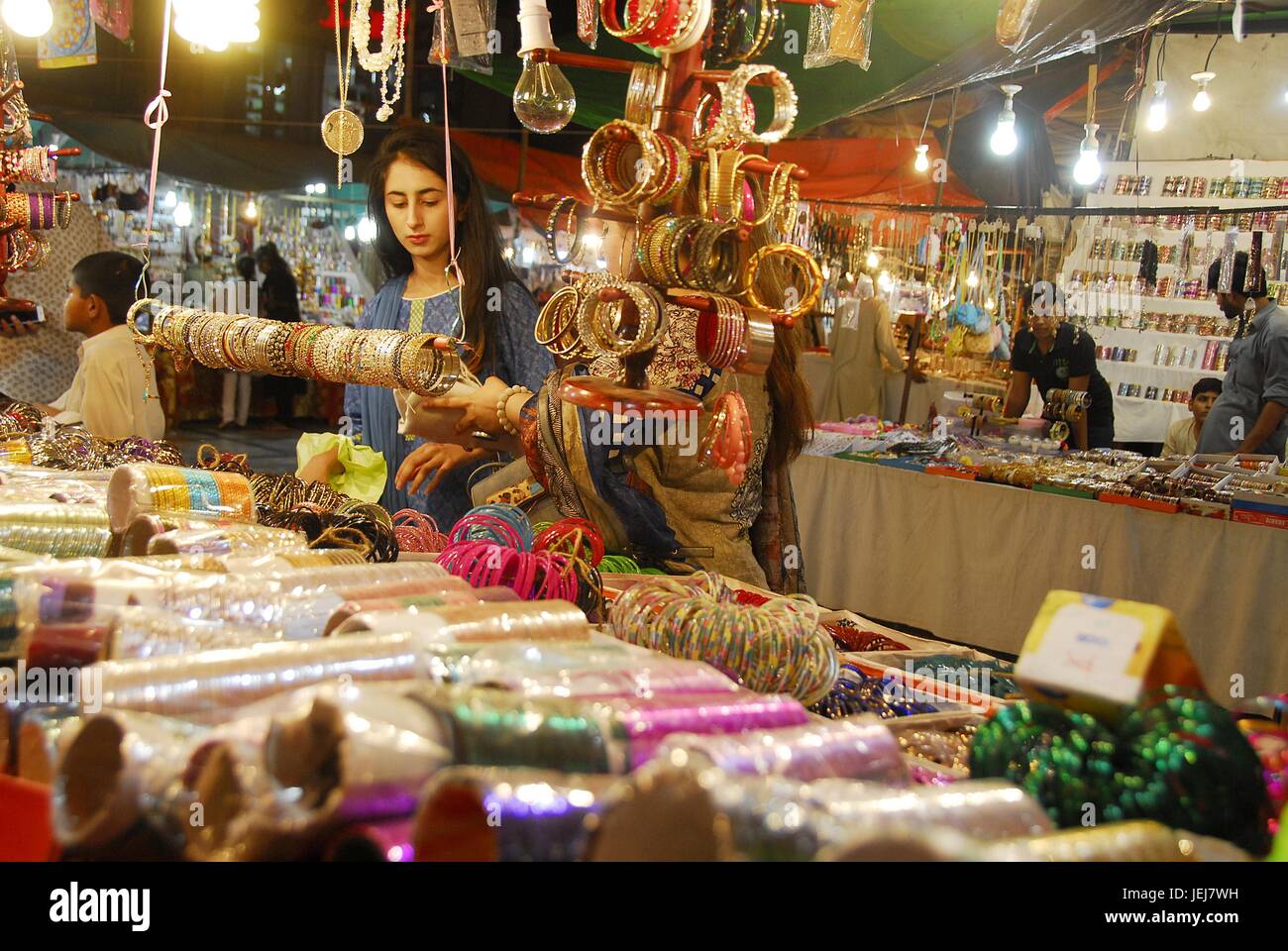 Women in a market pakistan hi-res stock photography and images - Alamy
