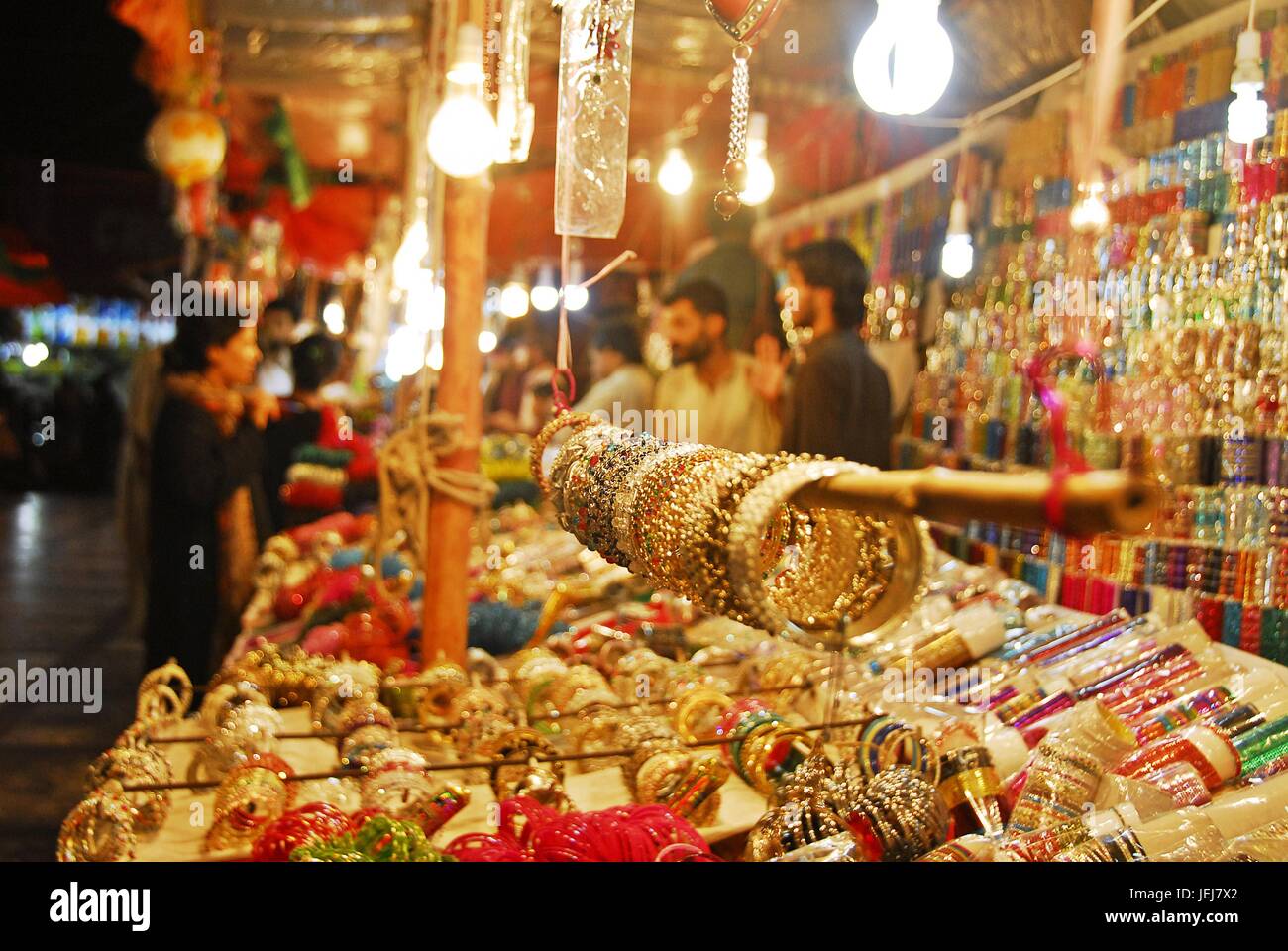 Islamabad, Pakistan. 25th June, 2017. Pakistanis shop at a market on ...