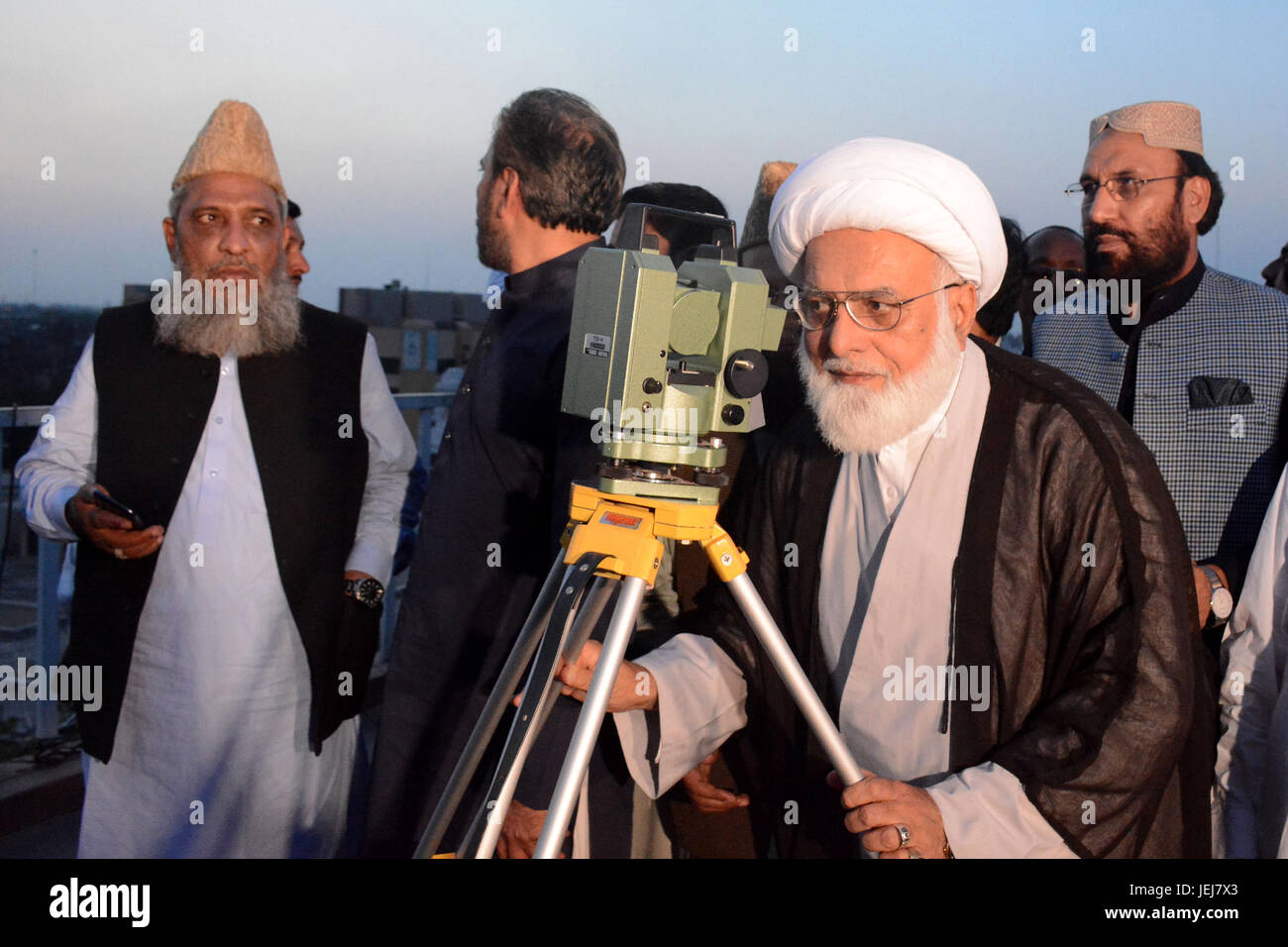 Lahore. 25th June, 2017. Pakistani Muslims look for the first sight of ...