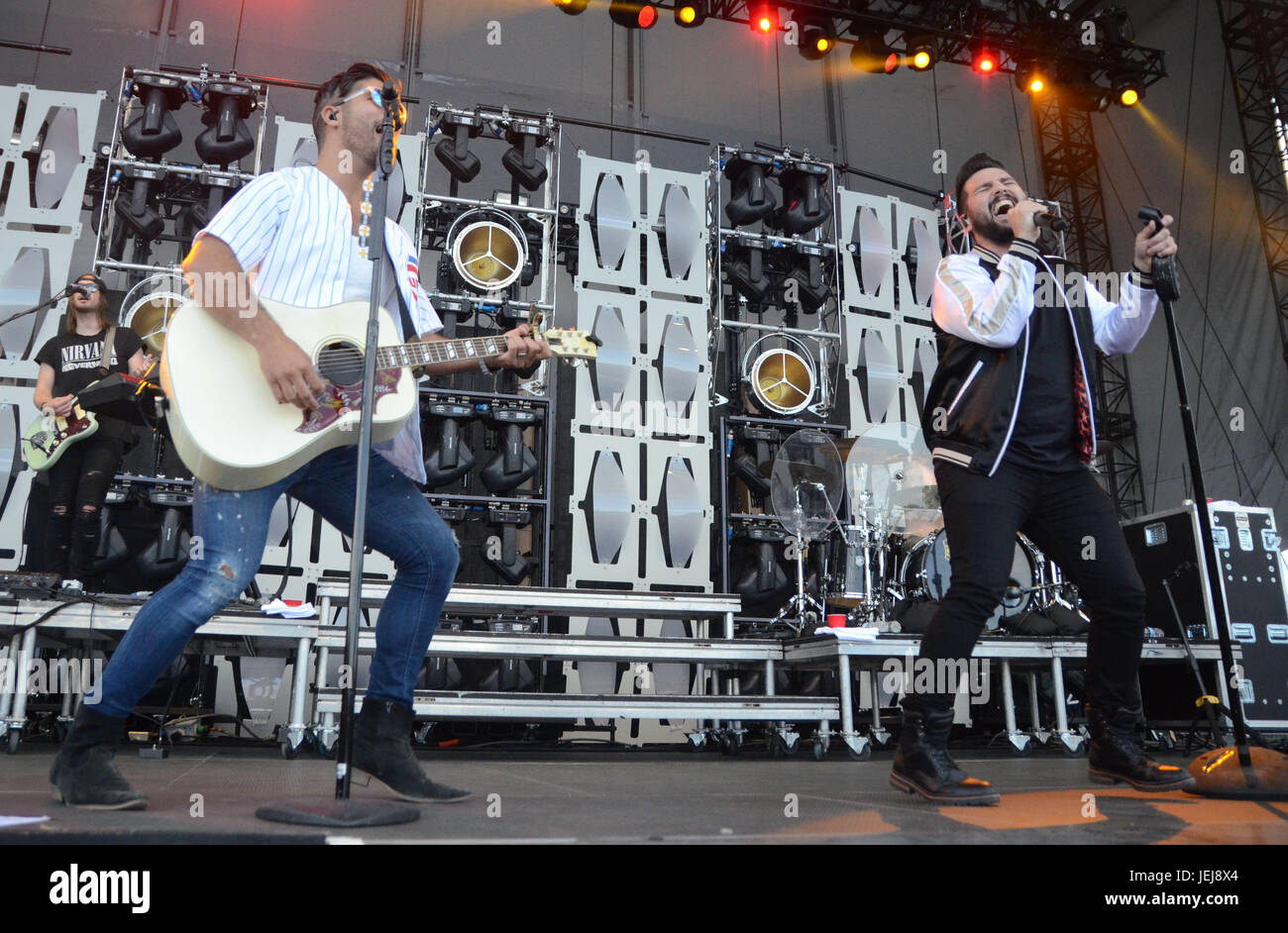 Chicago, Illinois, USA. 24th June, 2017. Country group Dan and Shay ...