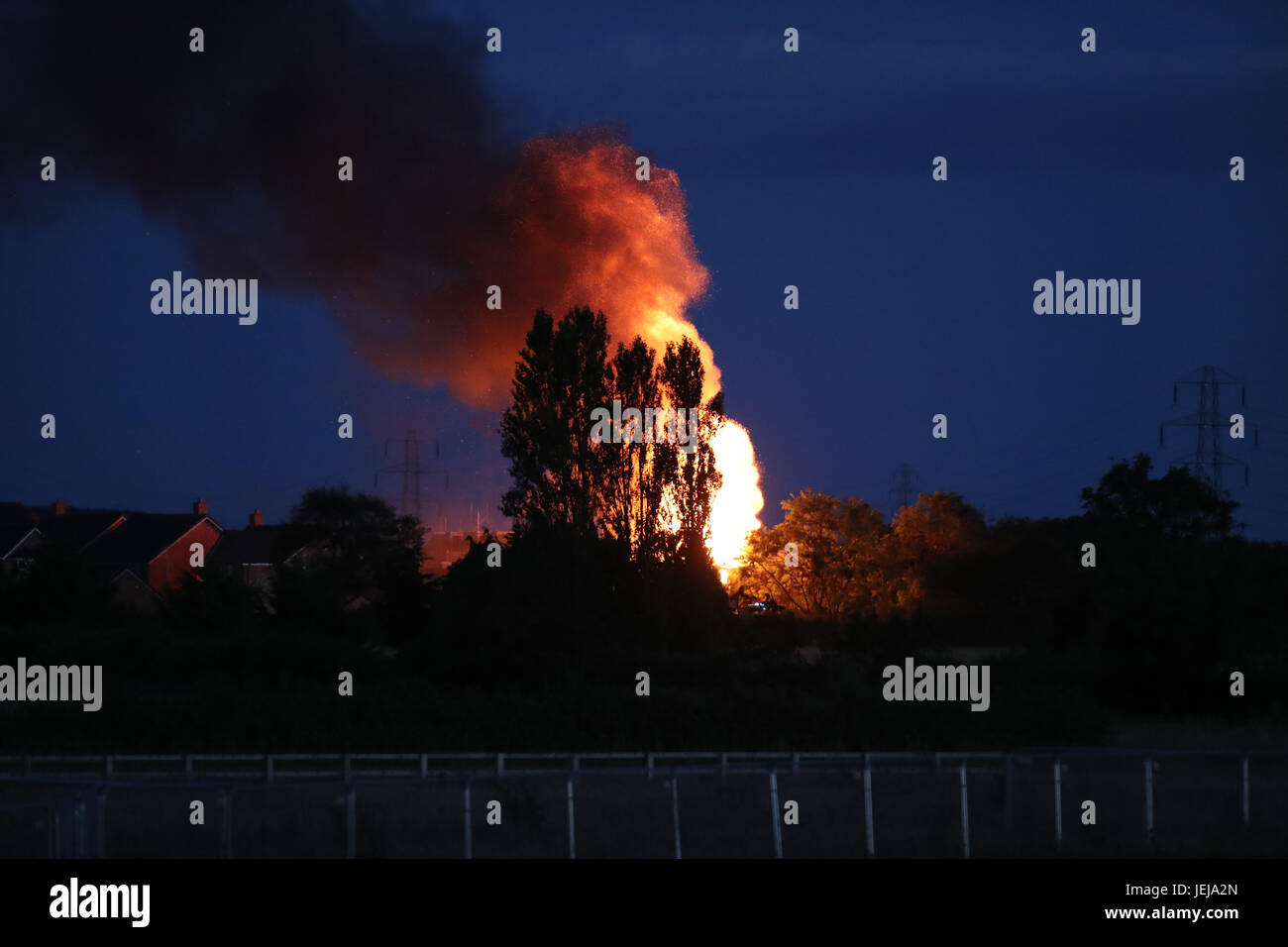 UK. 25th June, 2017. Large fire at the Avant Homes, Tall Trees ...