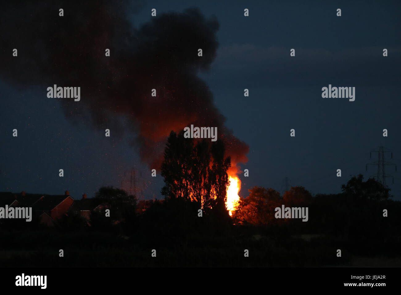 UK. 25th June, 2017. Large fire at the Avant Homes, Tall Trees ...