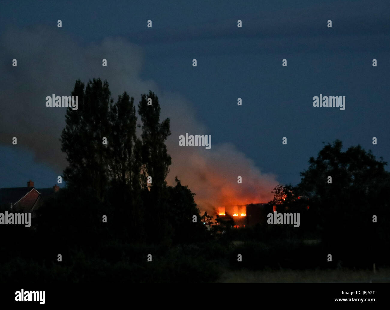 UK. 25th June, 2017. Large fire at the Avant Homes, Tall Trees ...