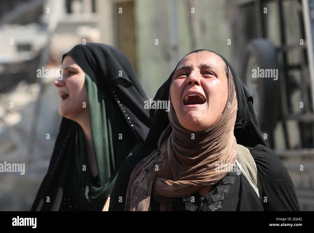 Mosul, Iraq. 25th June, 2017. Two Iraqi women cry in the Bab Sinjar ...
