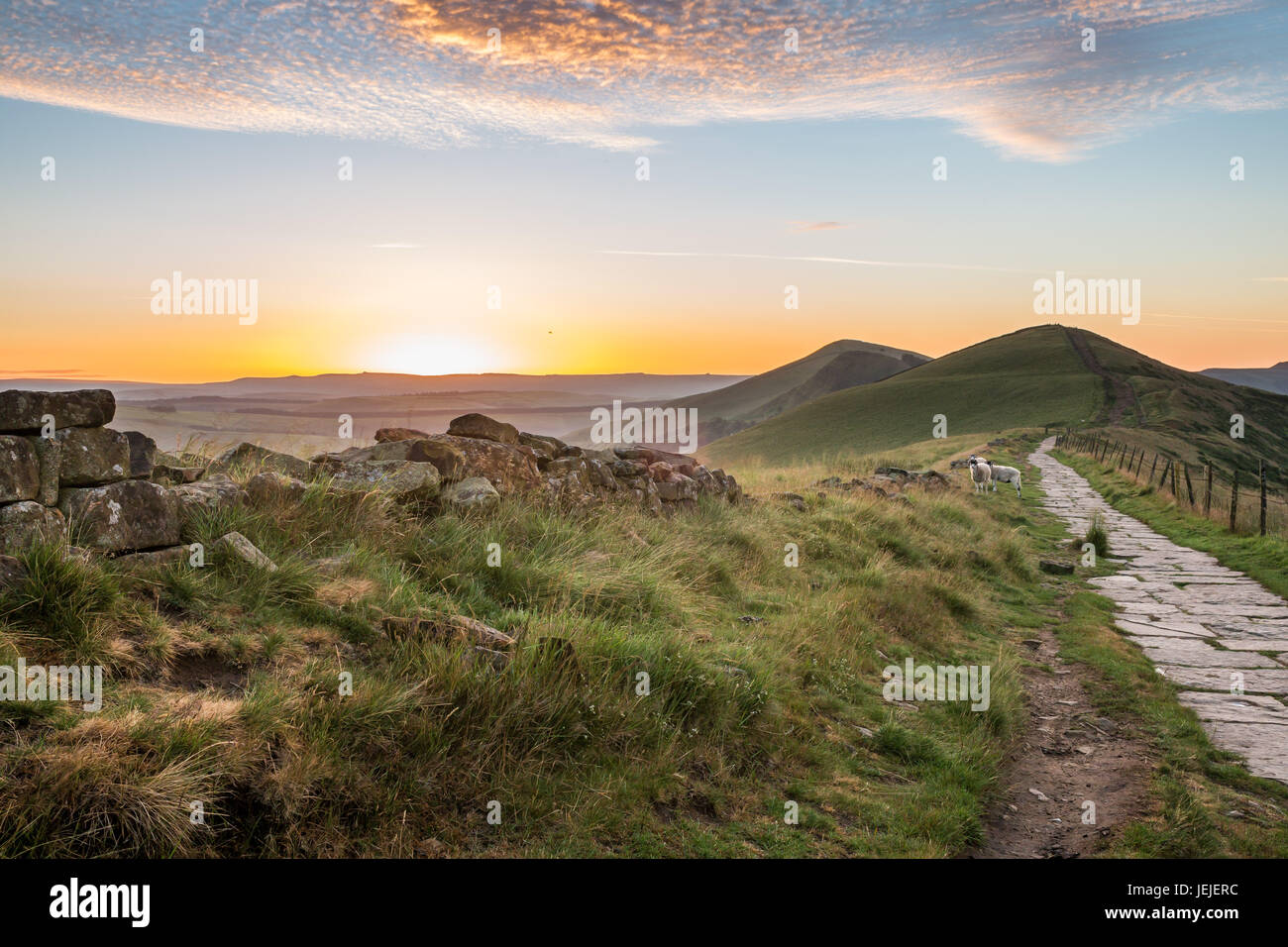 Sunrise at Mam Tor, Castleton, Peak District National Park, Derbyshire ...
