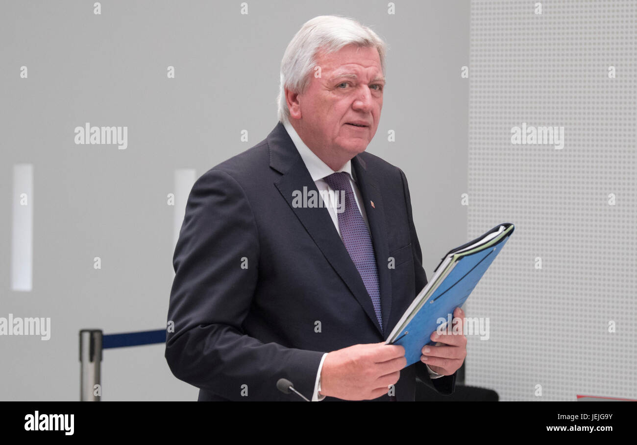 The Hessian prime minister Volker Bouffier arrives as a witness at the ...