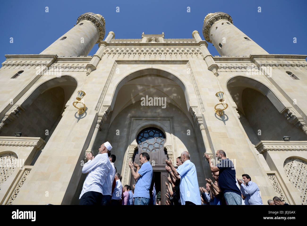 Baku, Azerbaijan. 26th June, 2017. Muslims pray in a mosque to ...
