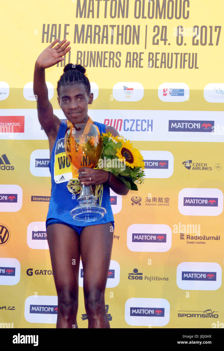 WORKNESH DEGEFA (Ethiopia) waves from the podium after the Mattoni ...