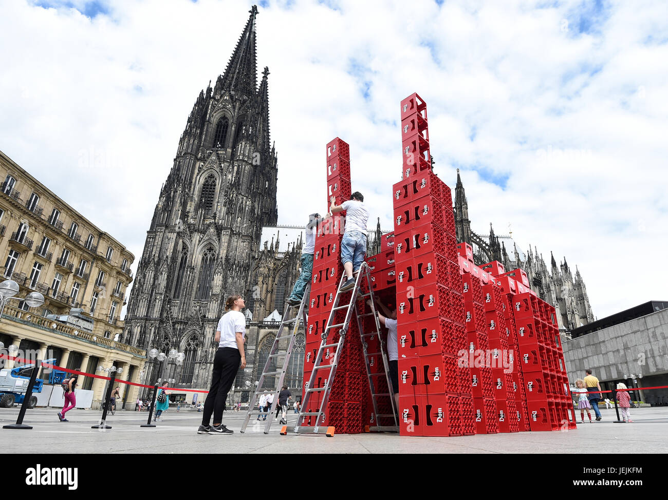 Cologne, Germany. 25th June, 2017. Students of architecture built a ...