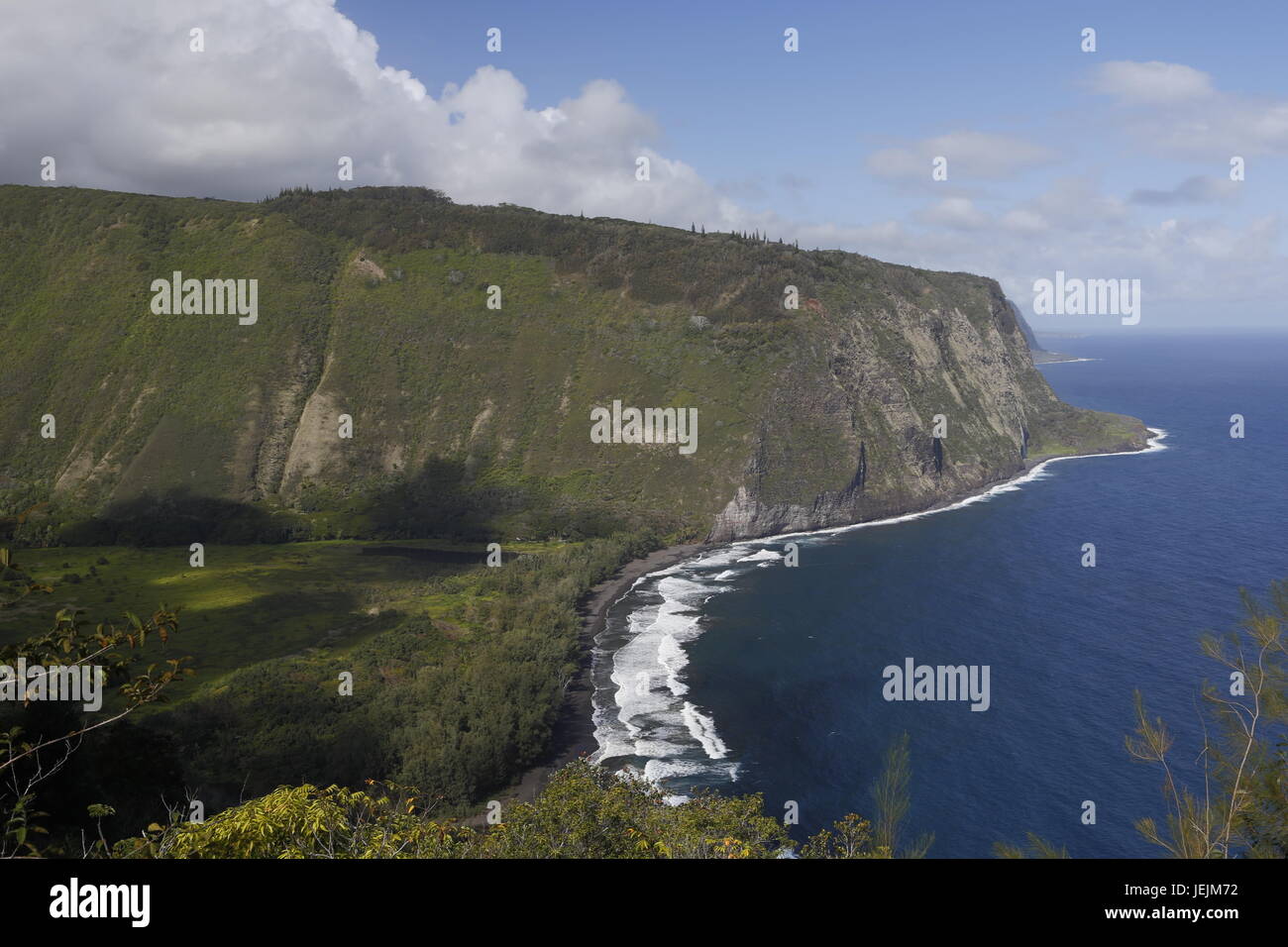 beautiful black stone beach - waipio valley, hawaii island Stock Photo ...