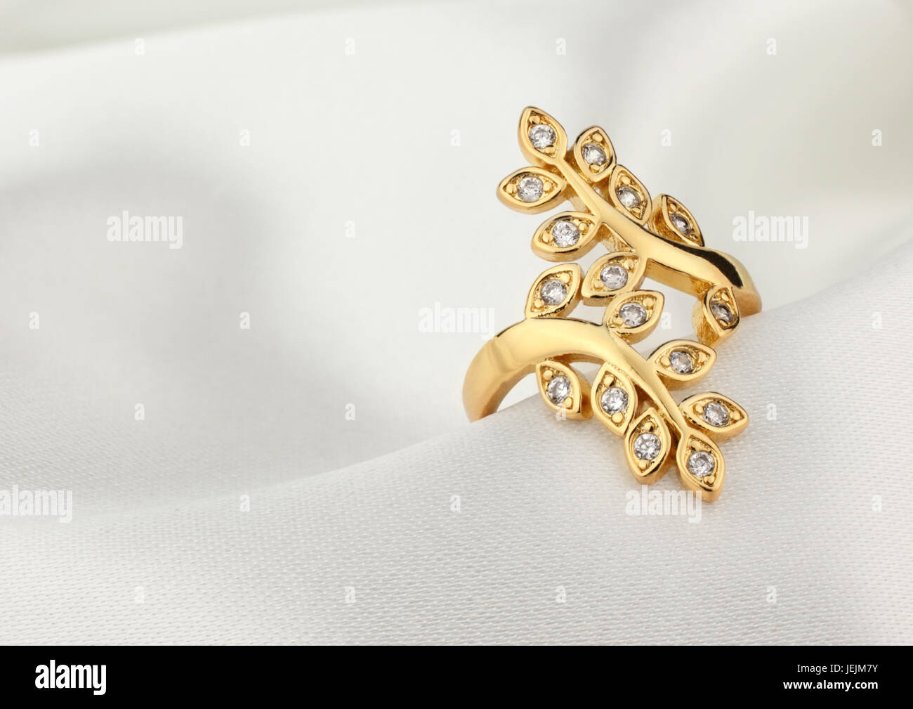 White ring hi-res stock photography and images - Alamy