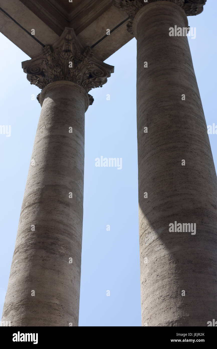 Greek style white house columns hi-res stock photography and images - Alamy