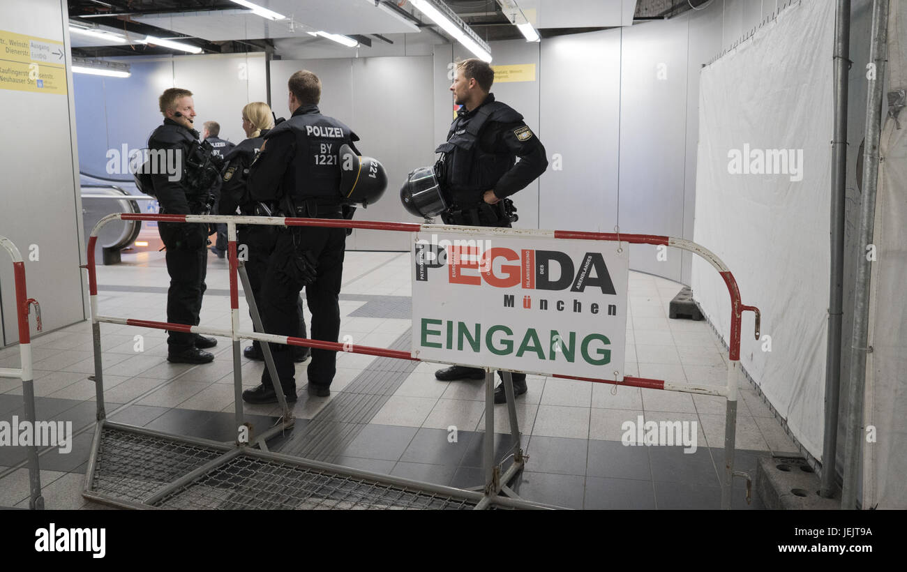 Police barrier hi-res stock photography and images - Alamy