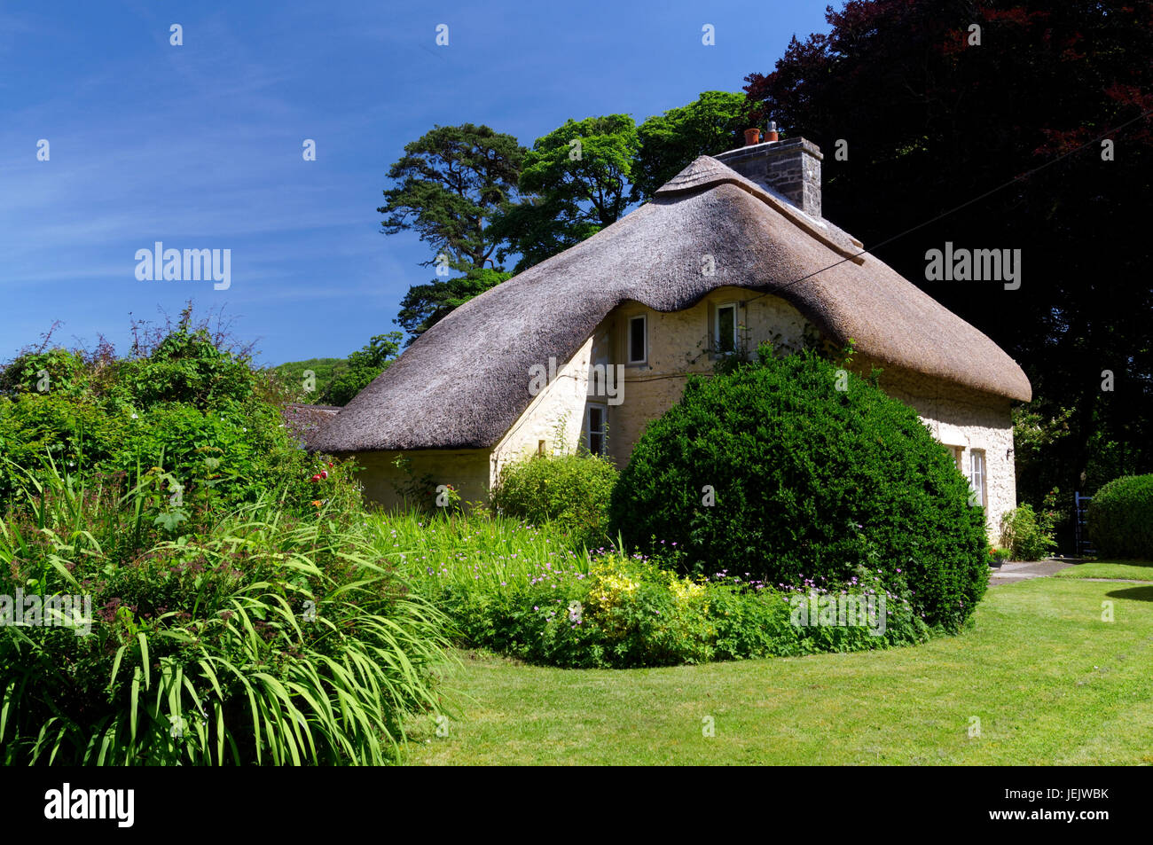 Cute thatched cottage hi-res stock photography and images - Alamy