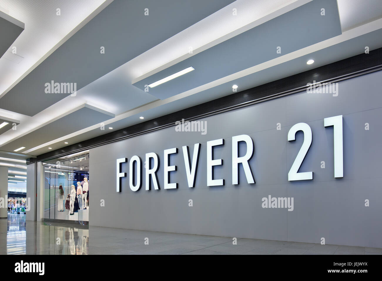 Forever 21 mall hi-res stock photography and images - Alamy