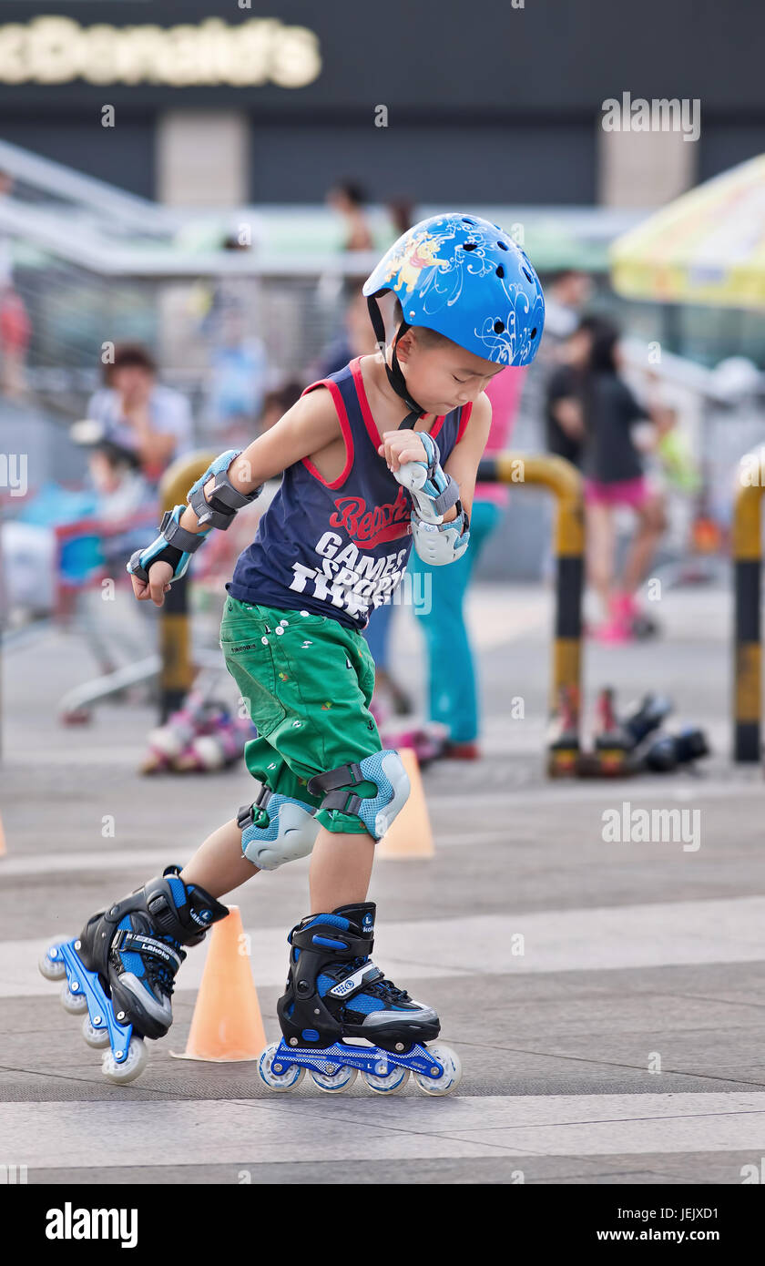 Child speed skating hi-res stock photography and images - Alamy