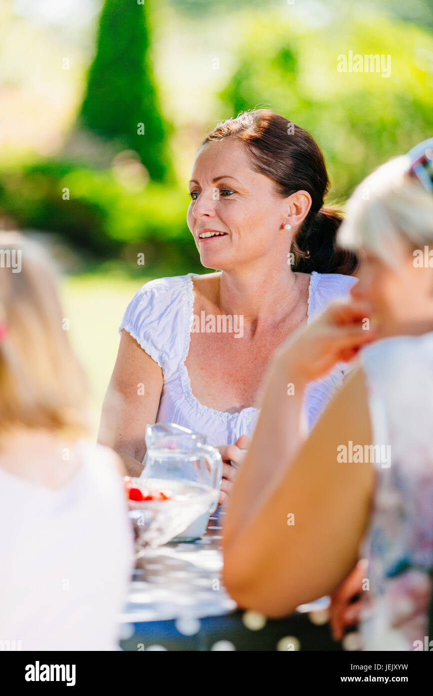 Girls having conversation hi-res stock photography and images - Alamy