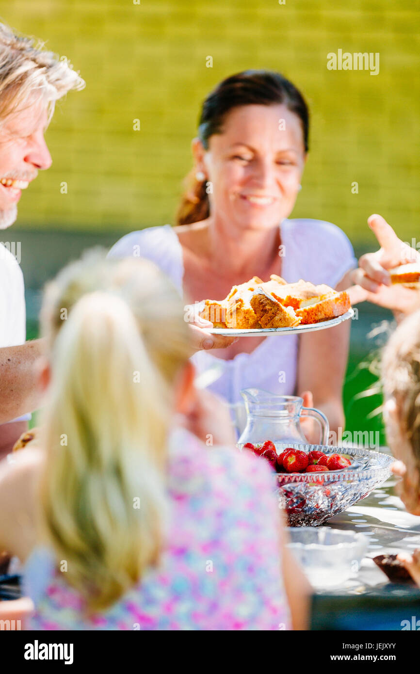 Family sharing food hi-res stock photography and images - Alamy