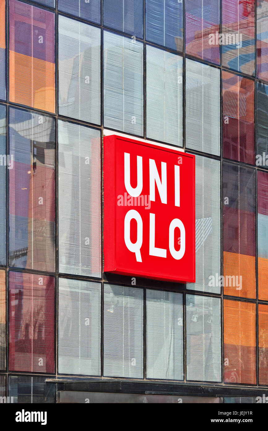 Uniqlo store exterior hi-res stock photography and images - Alamy