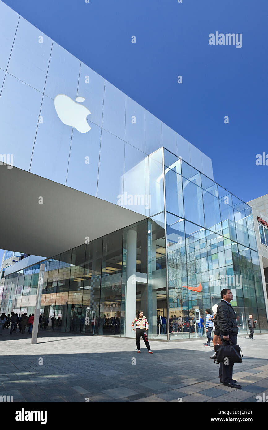 Glass entrance apple store in hi-res stock photography and images - Alamy
