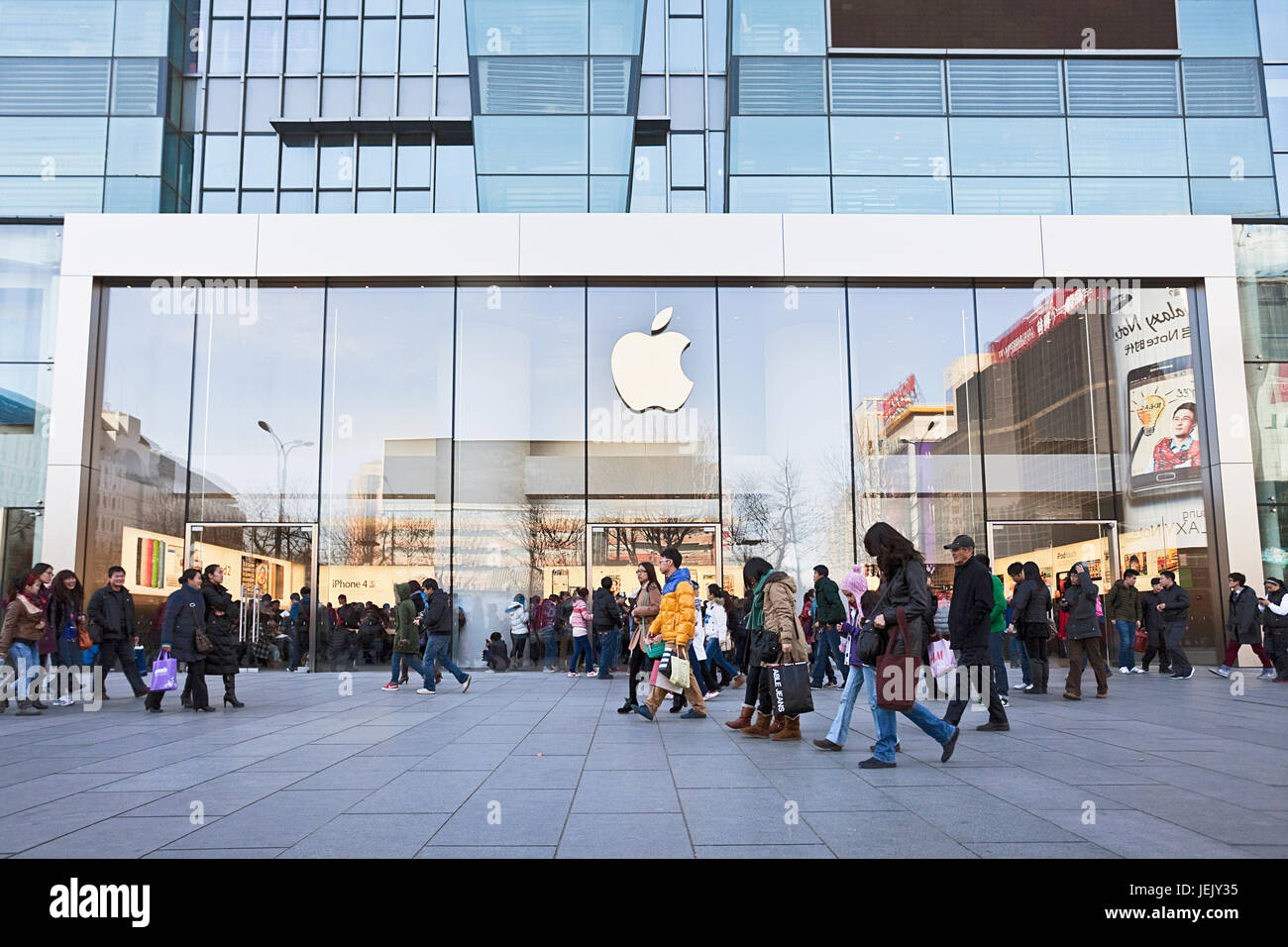 Apple showroom hi-res stock photography and images - Alamy
