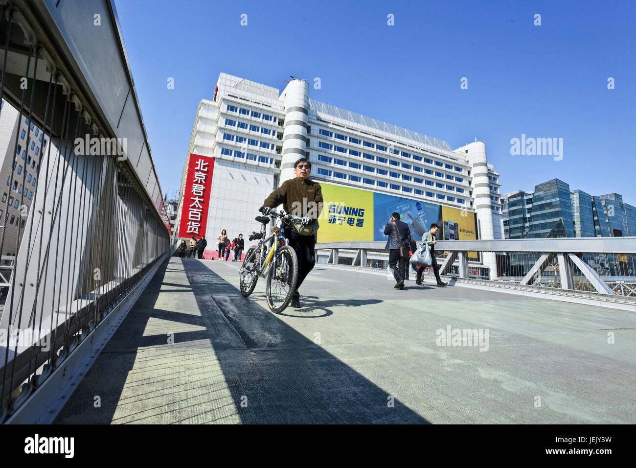 White pedestrian rail hi-res stock photography and images - Alamy