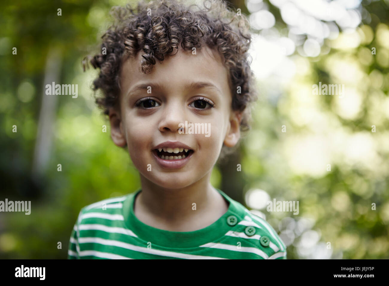 Portrait of smiling boy Stock Photo - Alamy