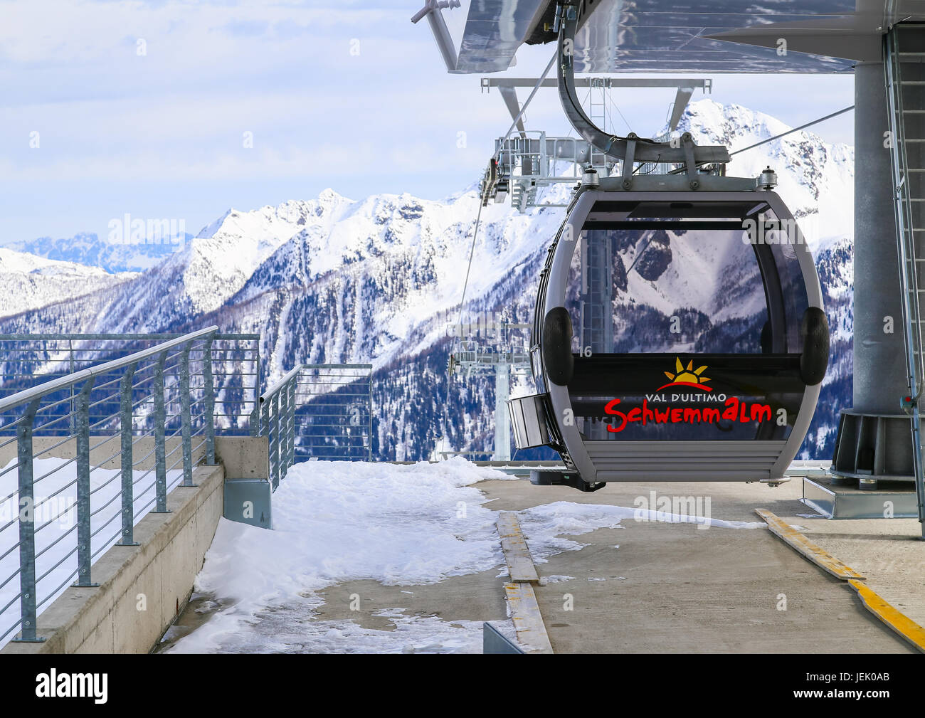 Gondola lift hi-res stock photography and images - Alamy