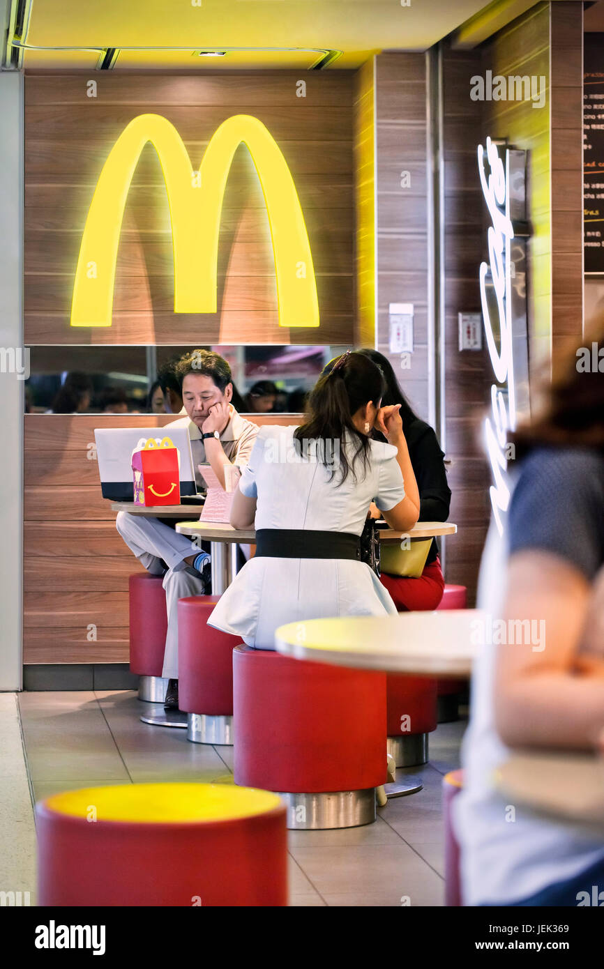 Mcdonalds interior hi-res stock photography and images - Alamy