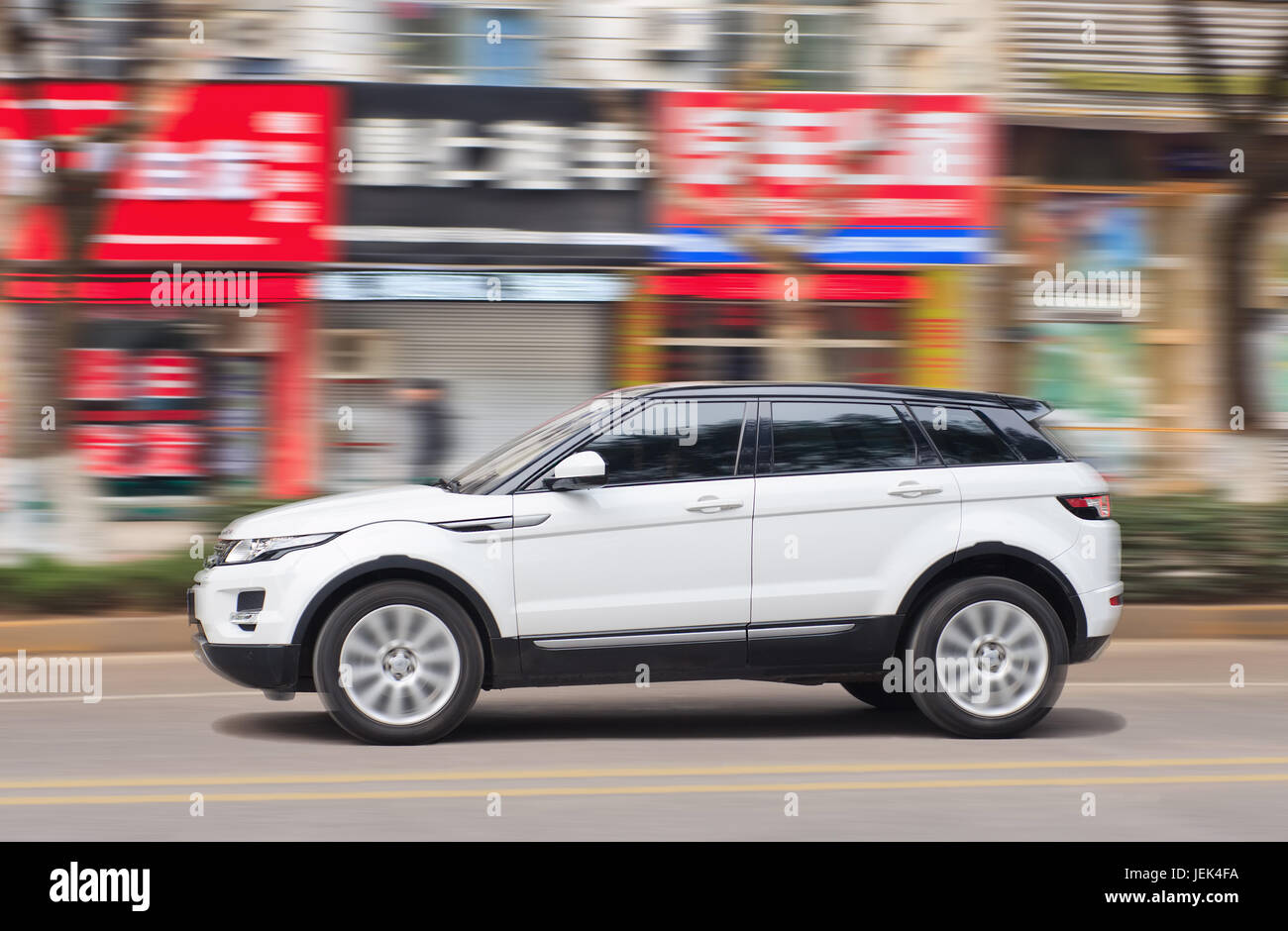 Land rover side view hi-res stock photography and images - Alamy
