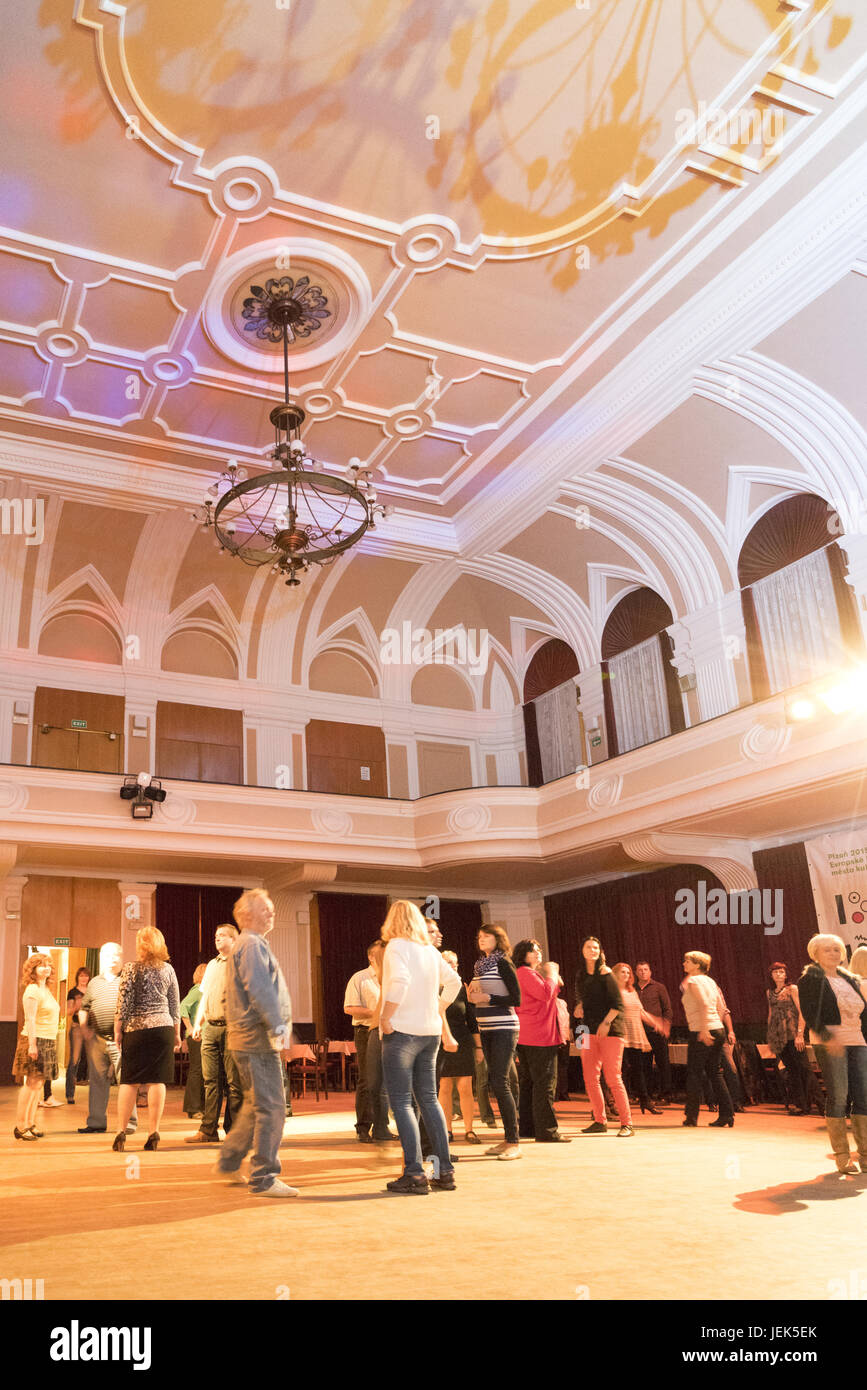 Retro disco dance hi-res stock photography and images - Alamy