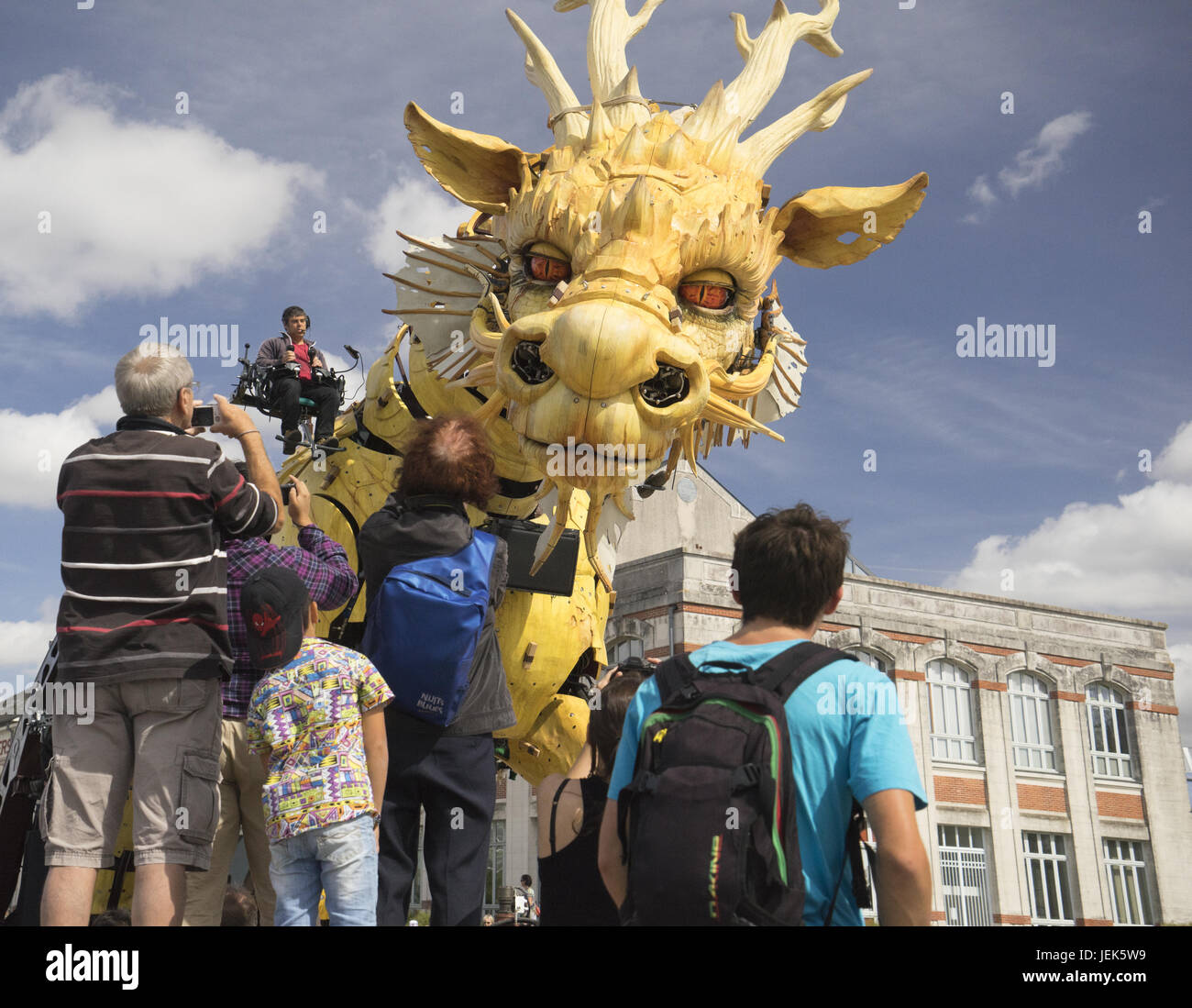 Giant dragon sculpture hi-res stock photography and images - Alamy