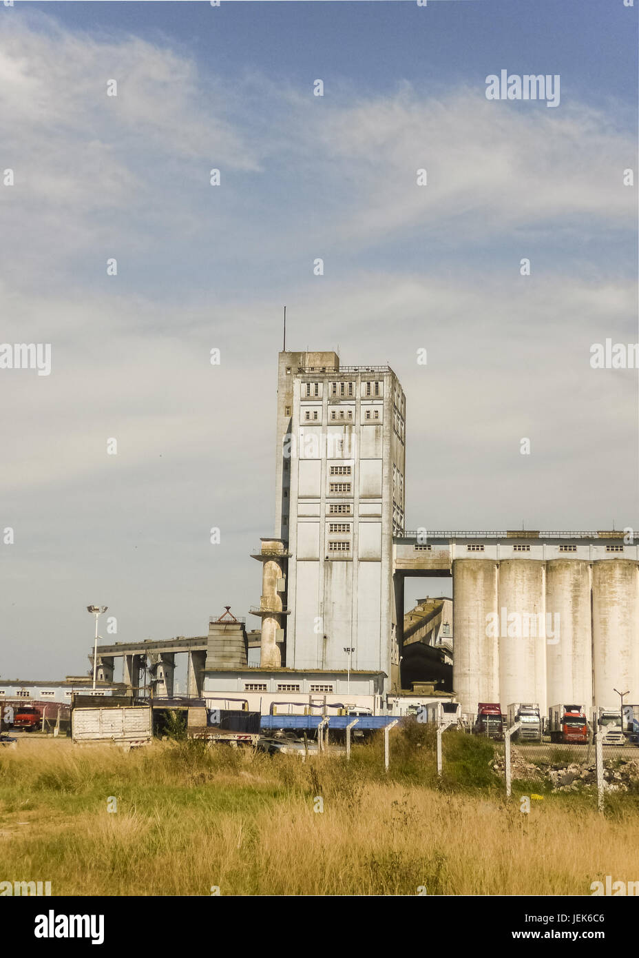 Clouds silo building hi-res stock photography and images - Alamy