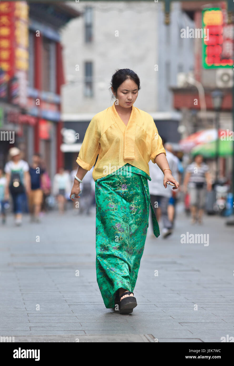 Traditional chinese outfit hi-res stock photography and images - Alamy