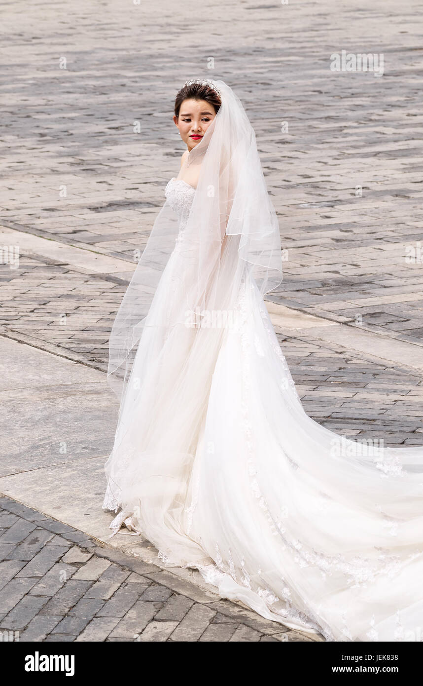 BEIJING-JUNE 9, 2016. Chinese bride poses for photo. Marriage in China ...