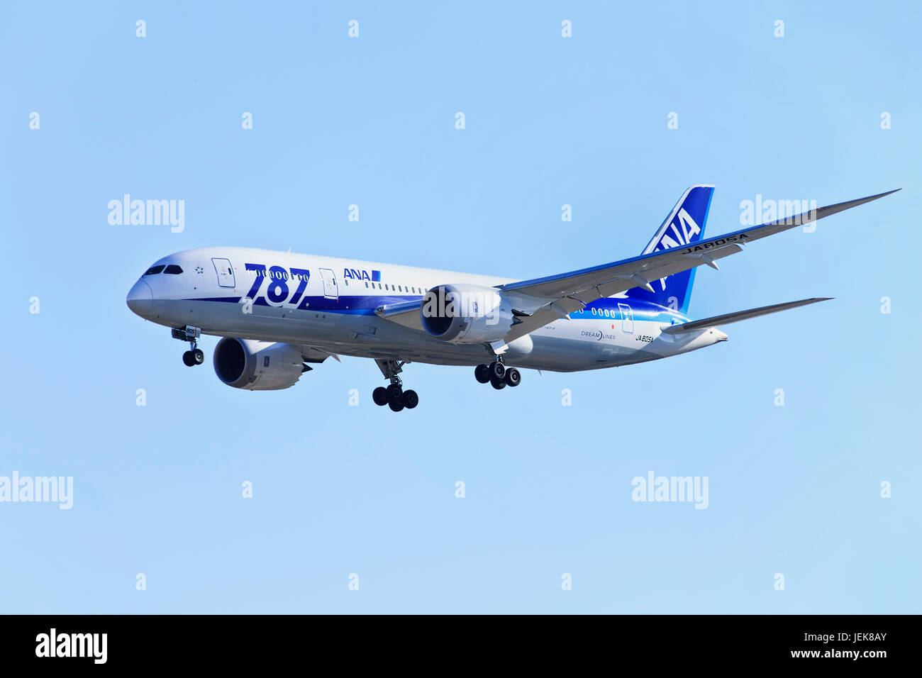 Boeing 787 dreamliner landing gear hi-res stock photography and images ...