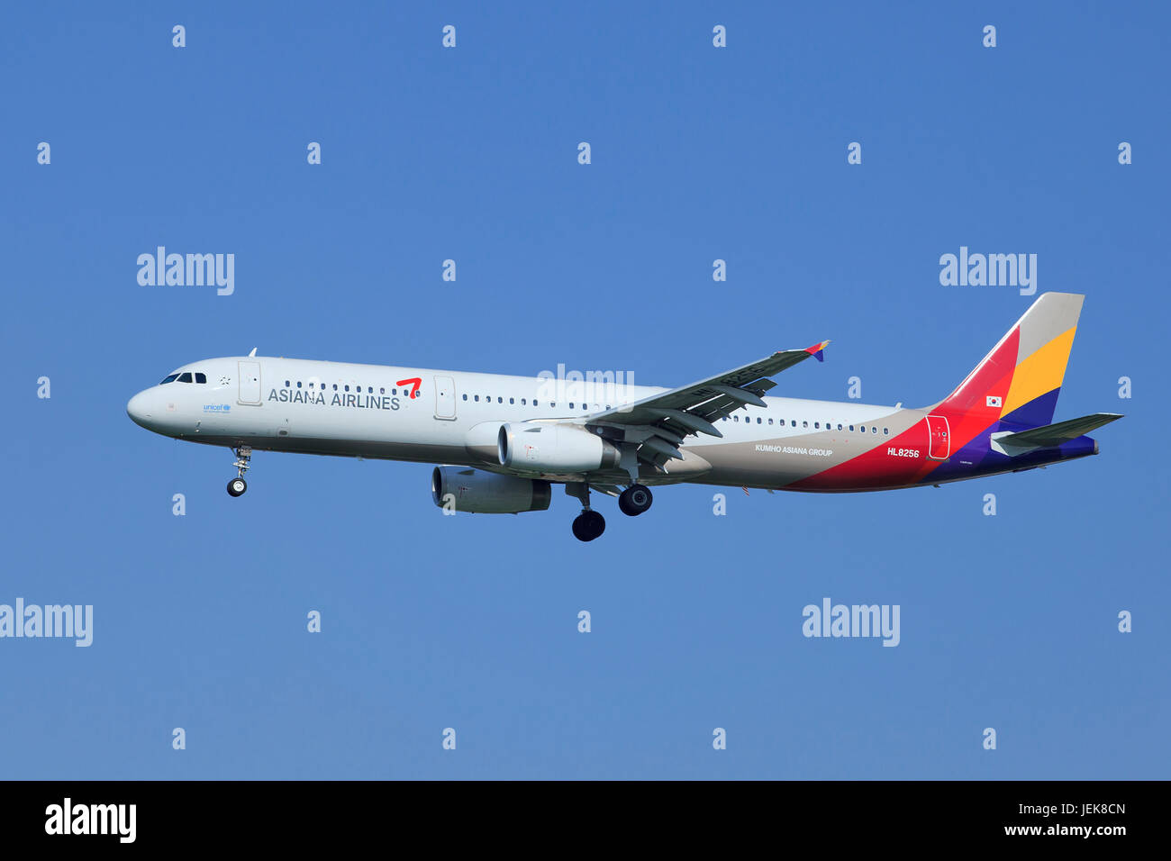 BEIJING-JULY 5. Asiana Airlines Airbus 321-231, HL8256 landing. Airbus ...
