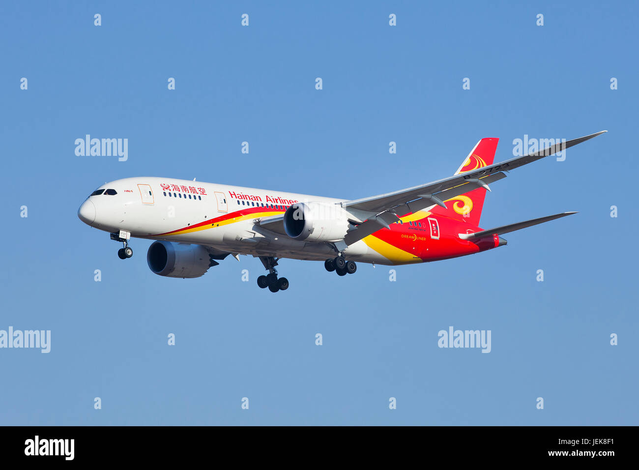 Boeing 787 dreamliner landing gear hi-res stock photography and images ...