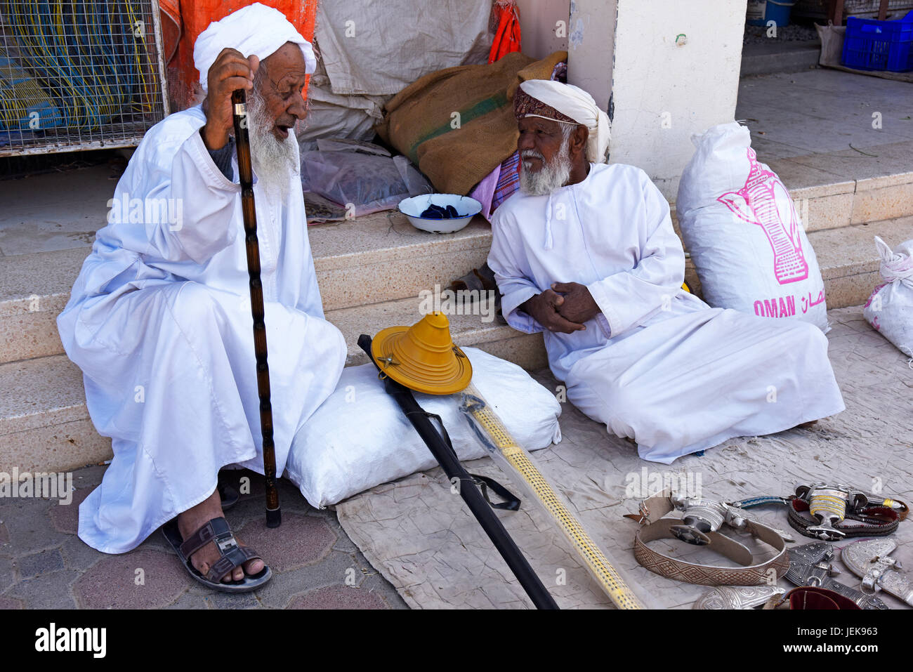Oman Sinaw Men in traditional dress at the market Stock Photo - Alamy