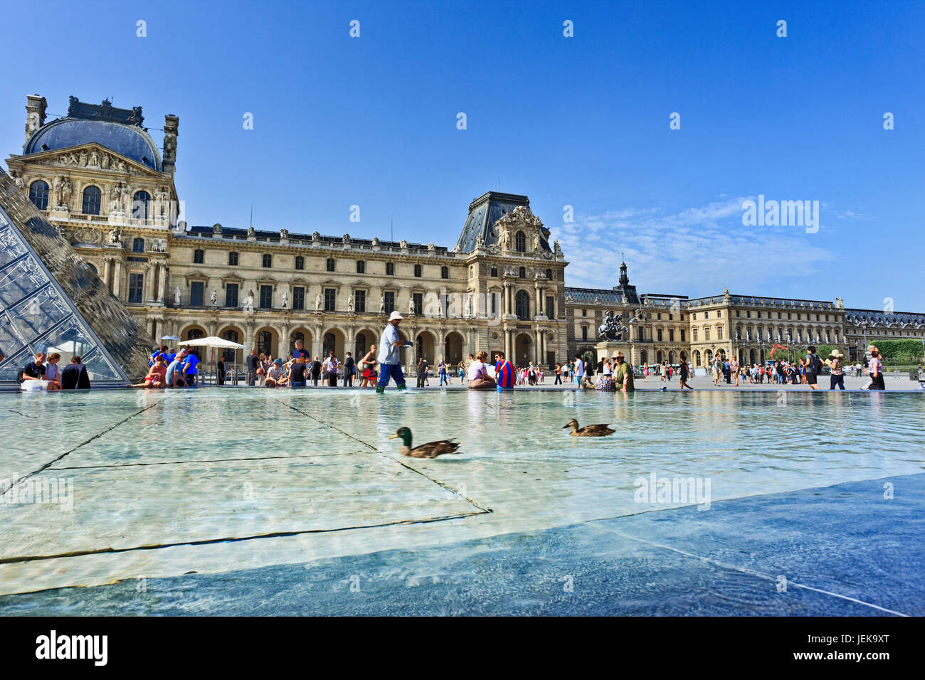 Paris basin hi-res stock photography and images - Alamy