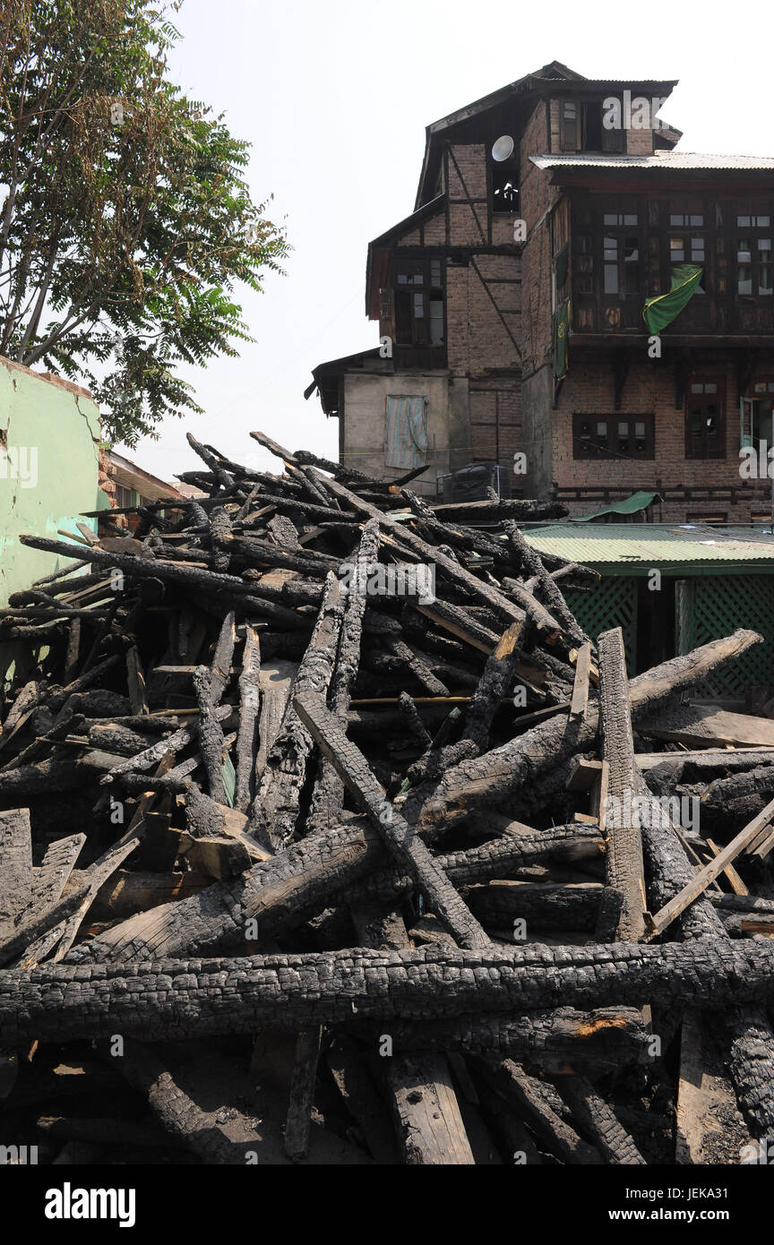 Burnt building hi-res stock photography and images - Alamy