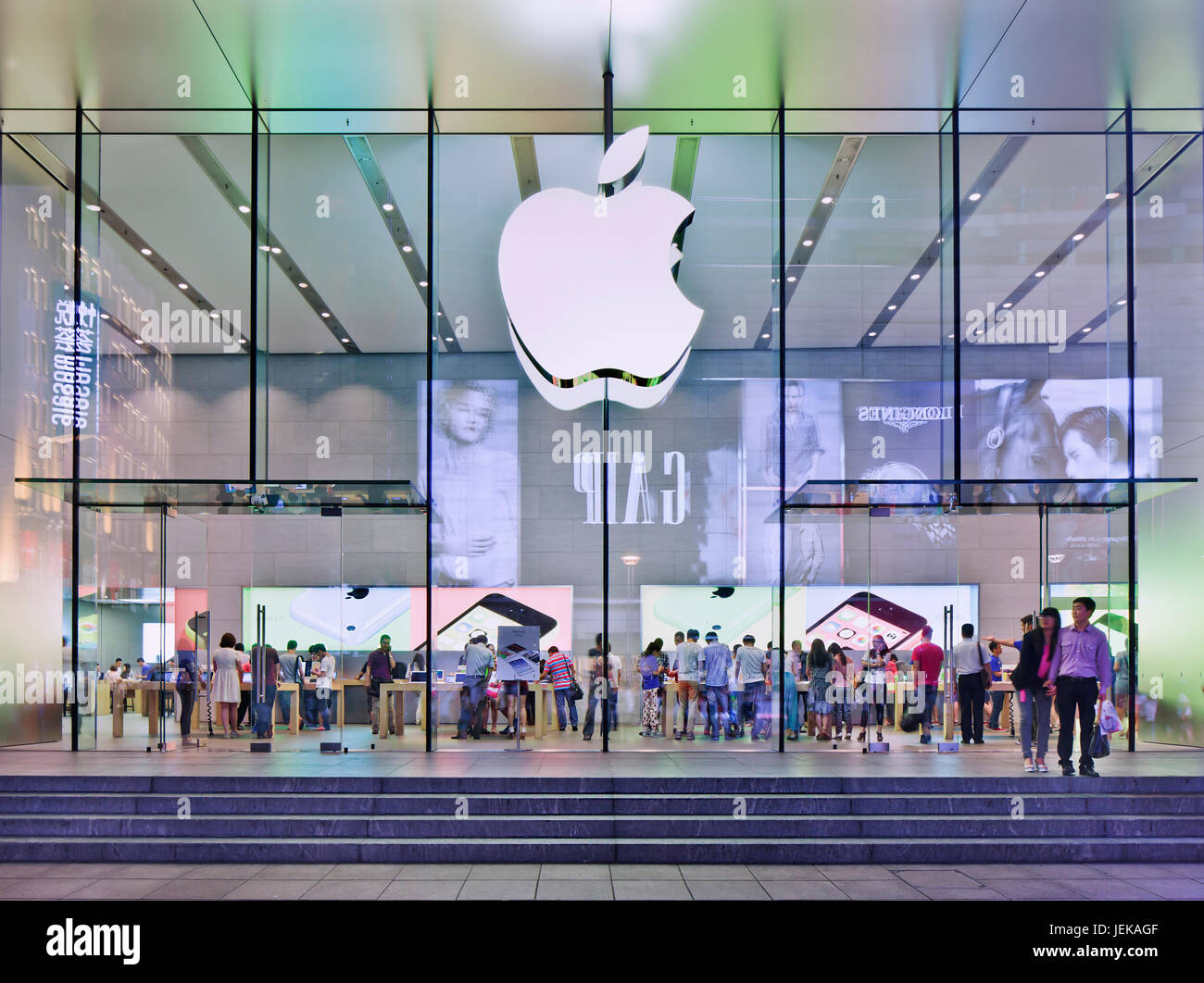 Apple showroom hi-res stock photography and images - Alamy