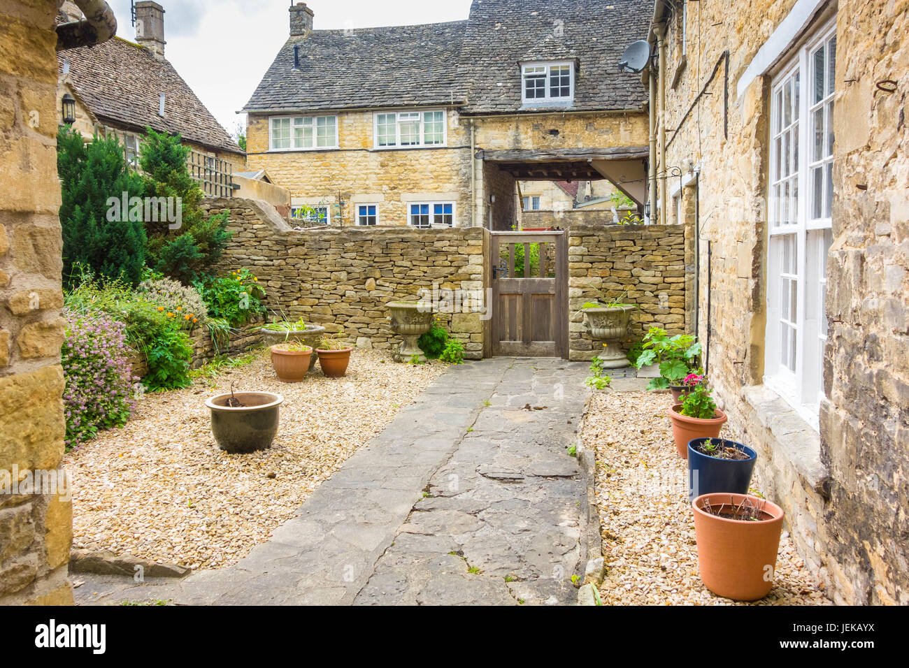 Cotswold stone wall texture hi-res stock photography and images - Alamy