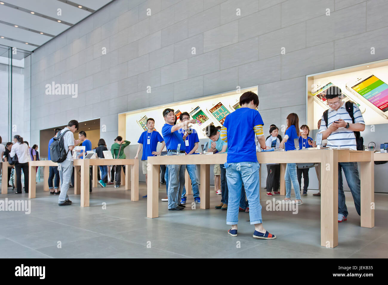 Apple table to display apple icon hi-res stock photography and images ...