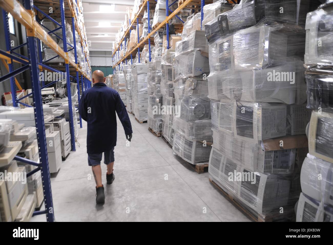 Prisoners using computers hi-res stock photography and images - Alamy