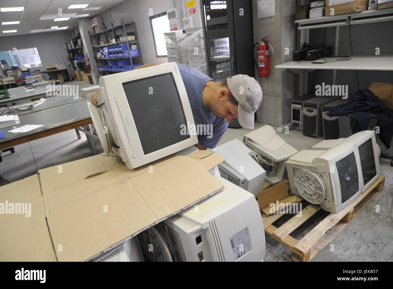 Prisoners using computers hi-res stock photography and images - Alamy