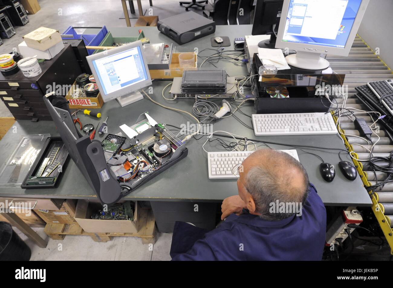 Prisoners using computers hi-res stock photography and images - Alamy