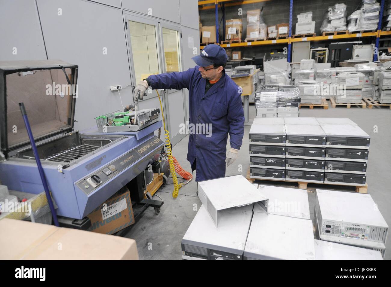 Prisoners using computers hi-res stock photography and images - Alamy
