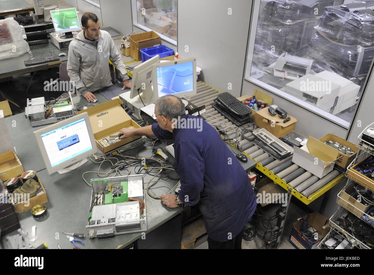 Prisoners using computers hi-res stock photography and images - Alamy